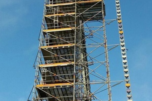 Strommasten mit scafom RUX Modulgerüst in Luxemburg eingerüstet.